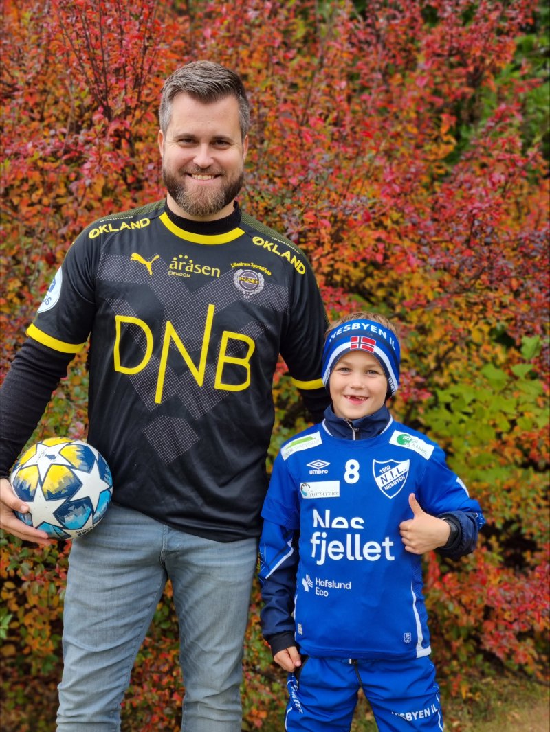 Klare for Åråsen-tur: Øyvind, Nicolai og over 100 andre fra Nesbyen heier på LSK mot Glimt ...